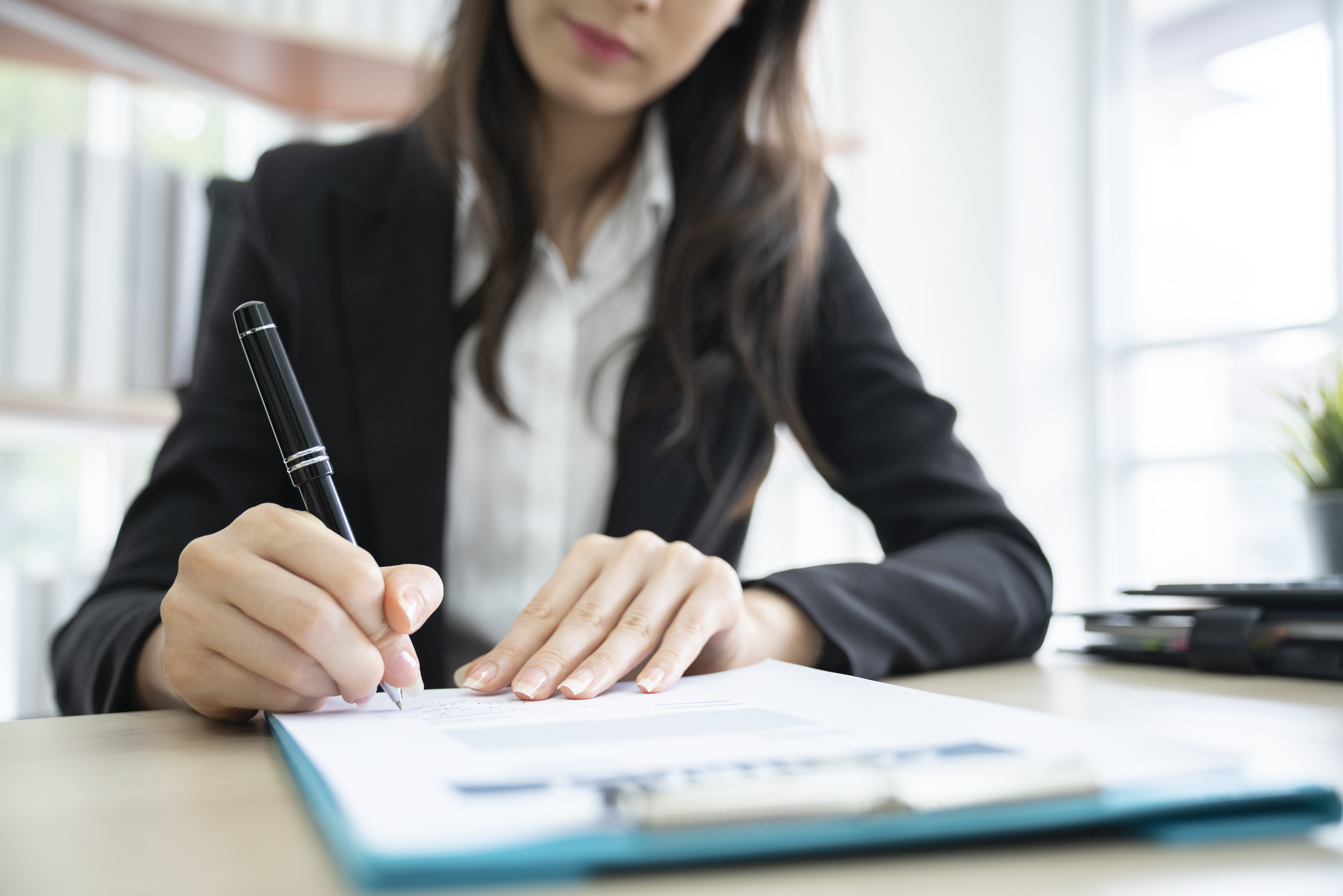 The modern seller’s guide to closing large deals - Prezi Blog